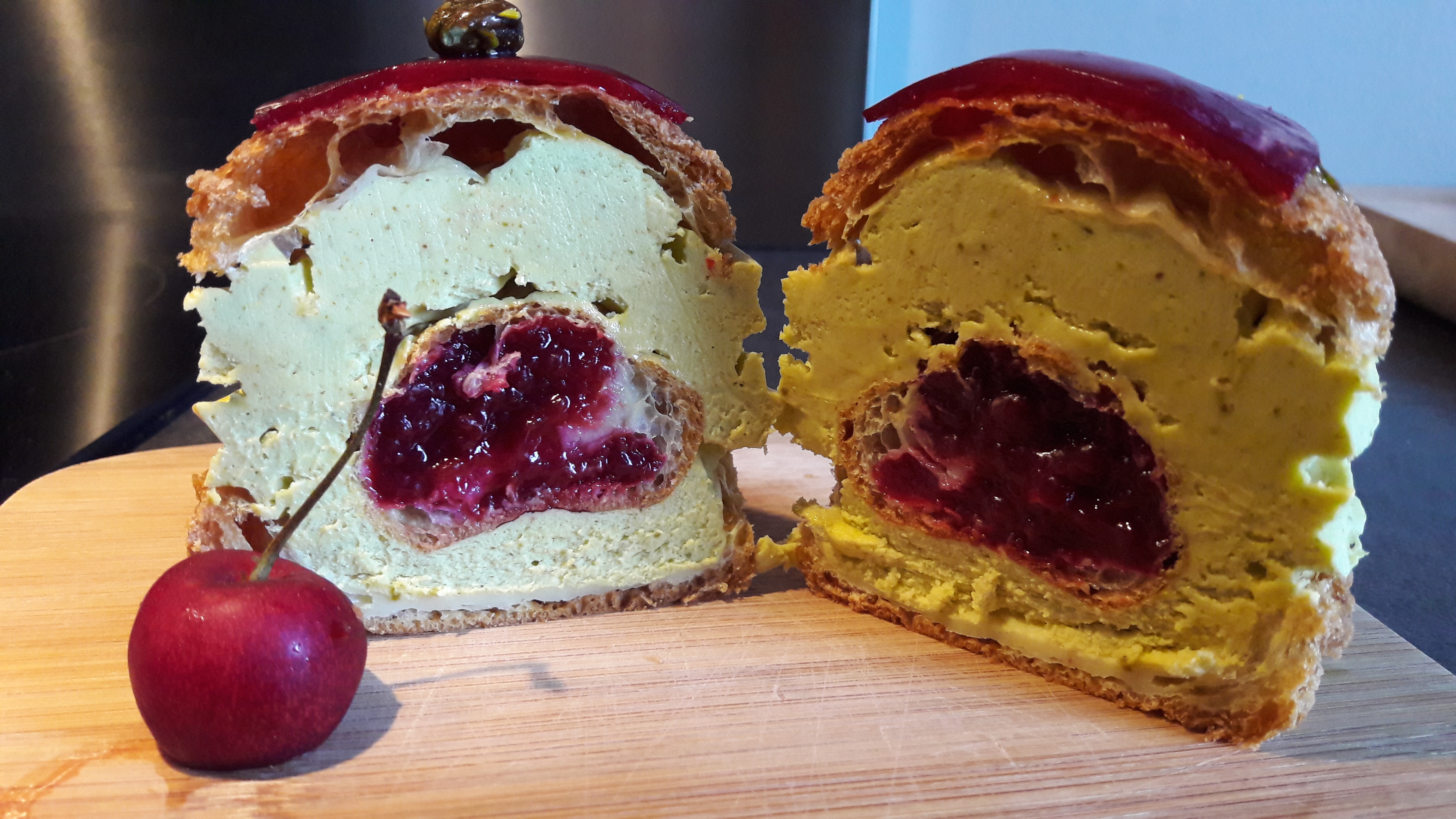 Les Choux Pistache et Griotte - Les desserts de Julien